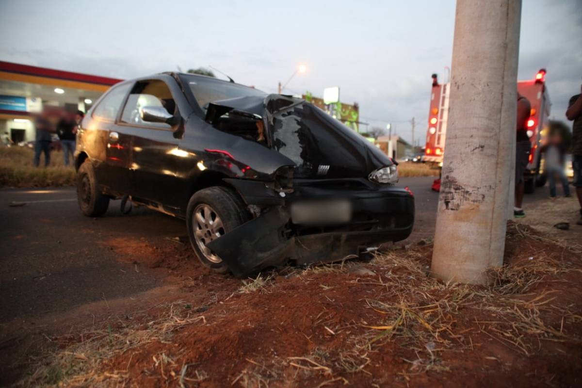 Carro bate em poste na Bruno Ruggiero - São Carlos em Rede