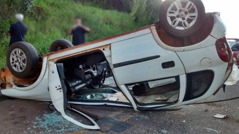 Corsa de São Carlos capota na estrada Guilherme Scatena - São Carlos em ...