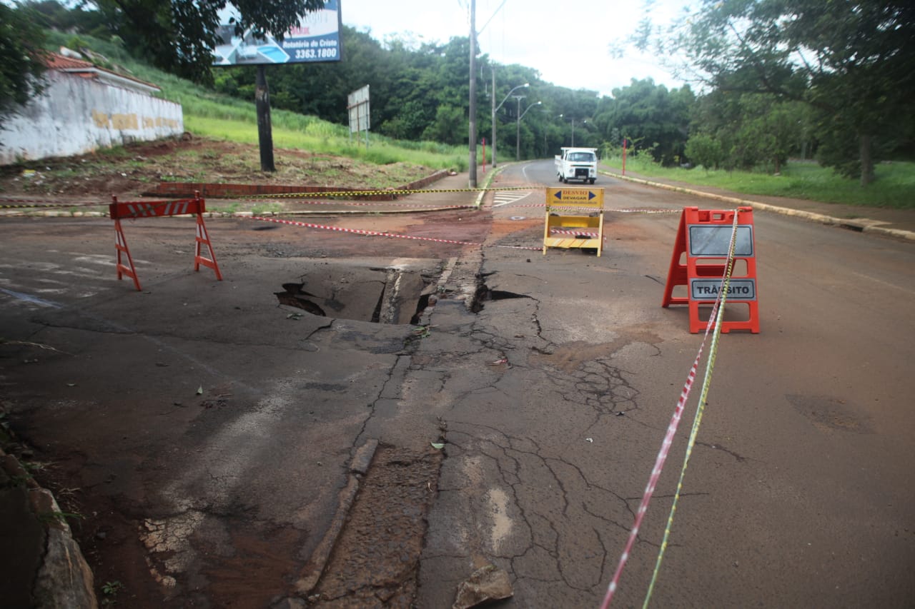 Buraco na Marginal pode causar acidente - São Carlos em Rede