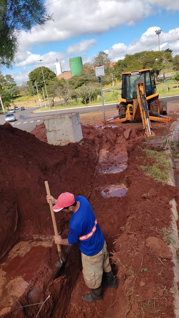 Adutora se rompe e trânsito corre em uma faixa na Bruno Ruggiero - São ...