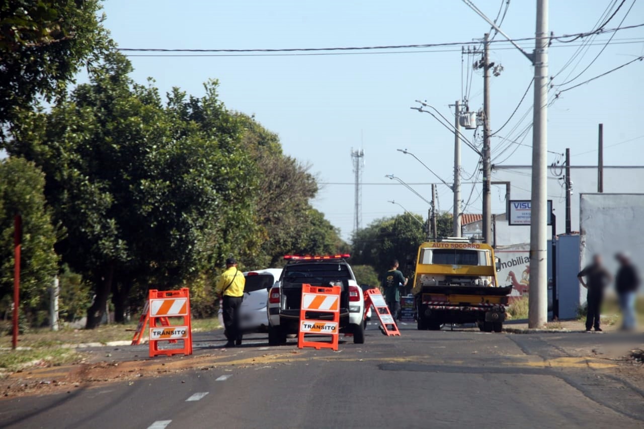Carro capota na Bruno Ruggiero - São Carlos em Rede