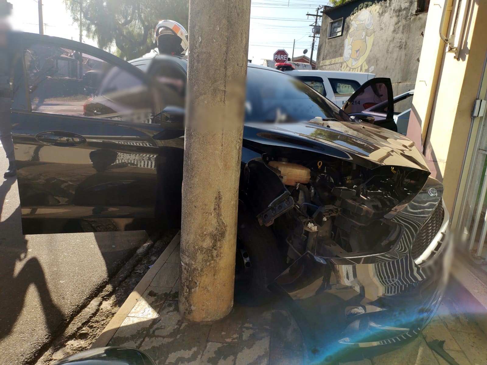 Colisão contra poste deixa frente de Ford Ka destruída - São Carlos em Rede