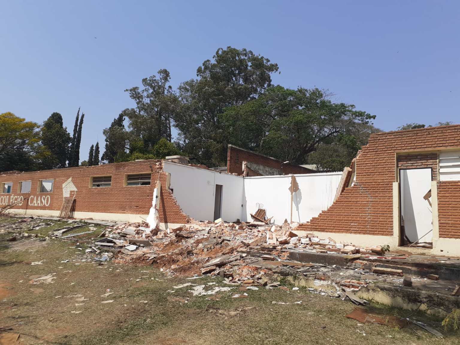 Prédio do Colégio CAASO está sendo demolido - São Carlos em Rede