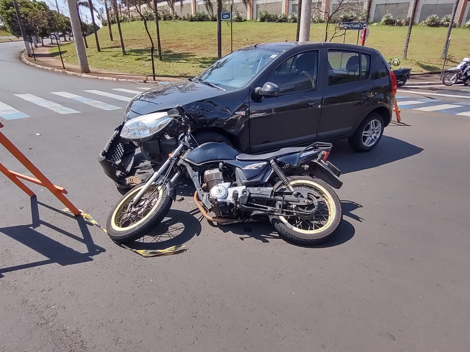 Moto e carro colidem em cruzamento da Bruno Ruggiero - São Carlos em Rede