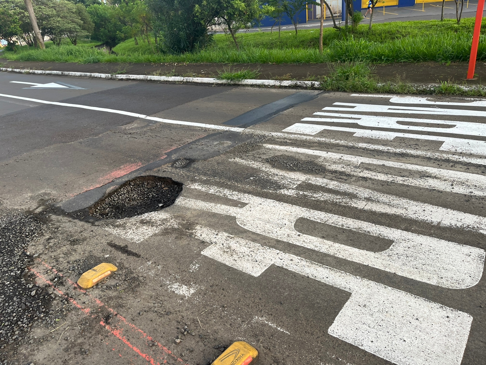 Na Marginal, Prefeitura pinta sinalização de solo ao lado de buraco ...