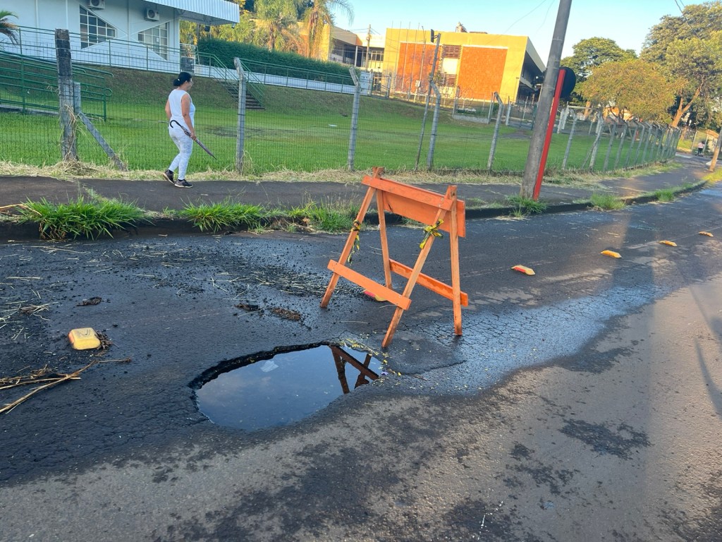 Complicado: Ao invés de ser tapado, buraco é sinalizado com cavalete ...