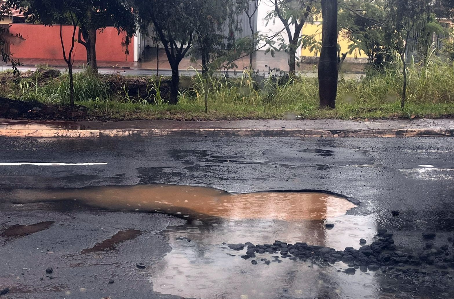 Buracos no Centro e na Marginal colocam motoristas e motociclistas em ...
