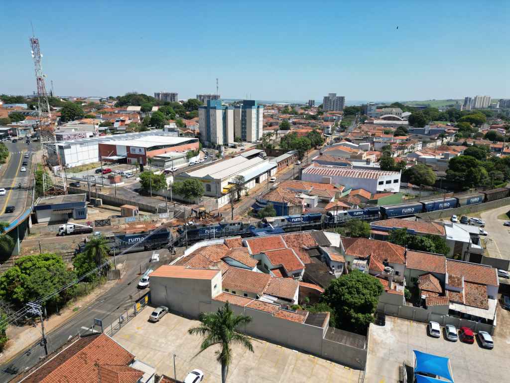 Drone capta como está obra realizada pela RUMO na região do viaduto 4 ...