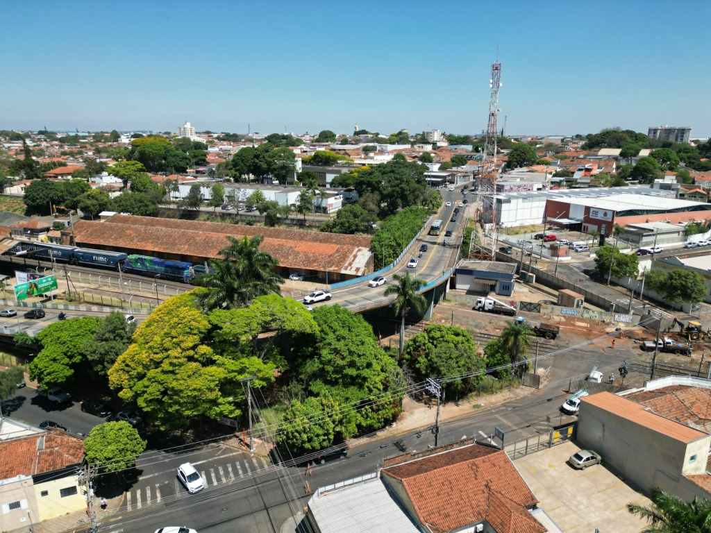 Drone capta como está obra realizada pela RUMO na região do viaduto 4 ...