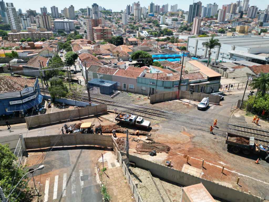 Drone capta como está obra realizada pela RUMO na região do viaduto 4 ...