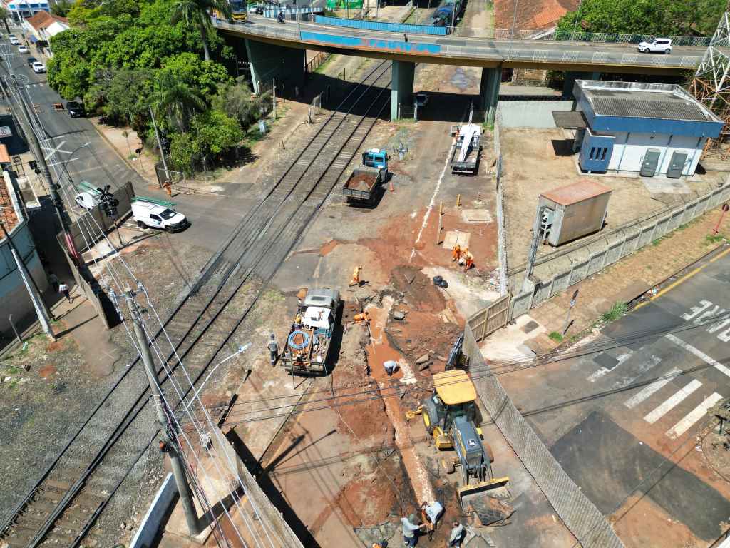 Drone capta como está obra realizada pela RUMO na região do viaduto 4 ...