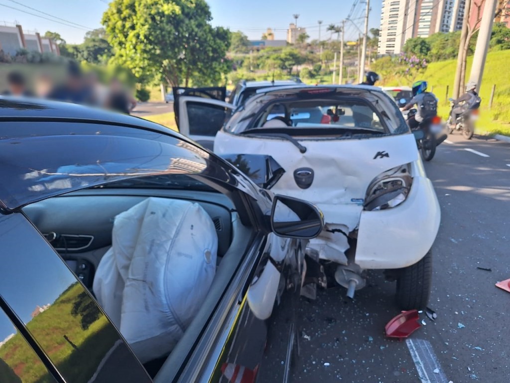Engavetamento entre veículos acontece na Bruno Ruggiero - São Carlos em ...