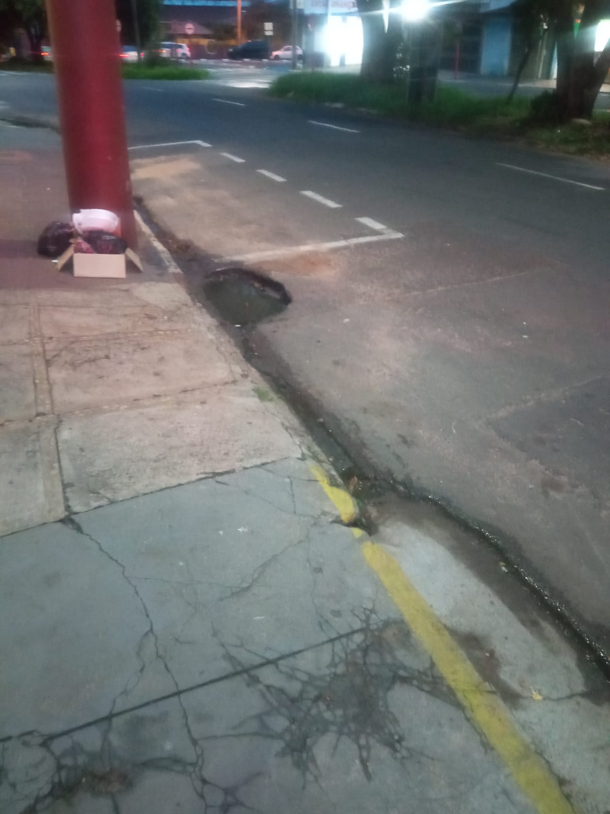 Buraco em trecho da Bruno Ruggiero completa um ano - São Carlos em Rede