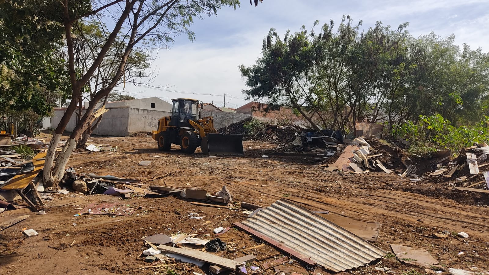 Prefeitura desocupa área no Santa Angelina onde existiam 15 barracos ...