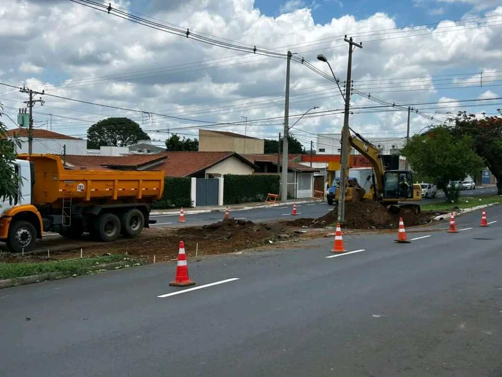 Mais uma rotatória está sendo construída na Bruno Ruggiero em São ...
