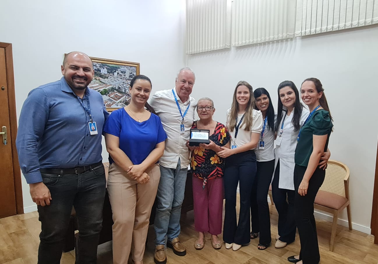 Exemplo: Dona Sebastiana recebe homenagem da Santa Casa por 58 anos de ...