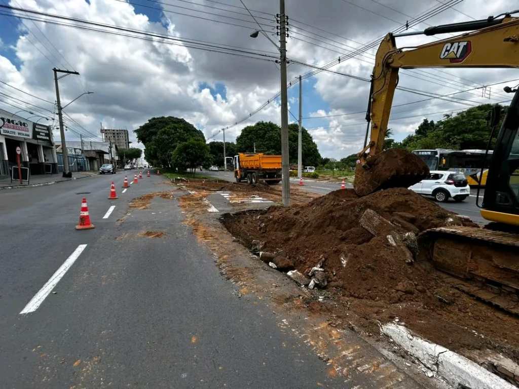 Mais uma rotatória está sendo construída na Bruno Ruggiero em São ...