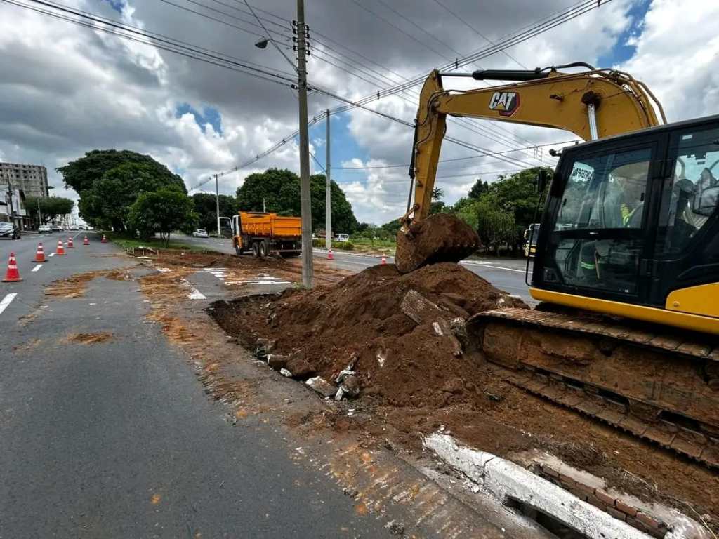 Mais uma rotatória está sendo construída na Bruno Ruggiero em São ...