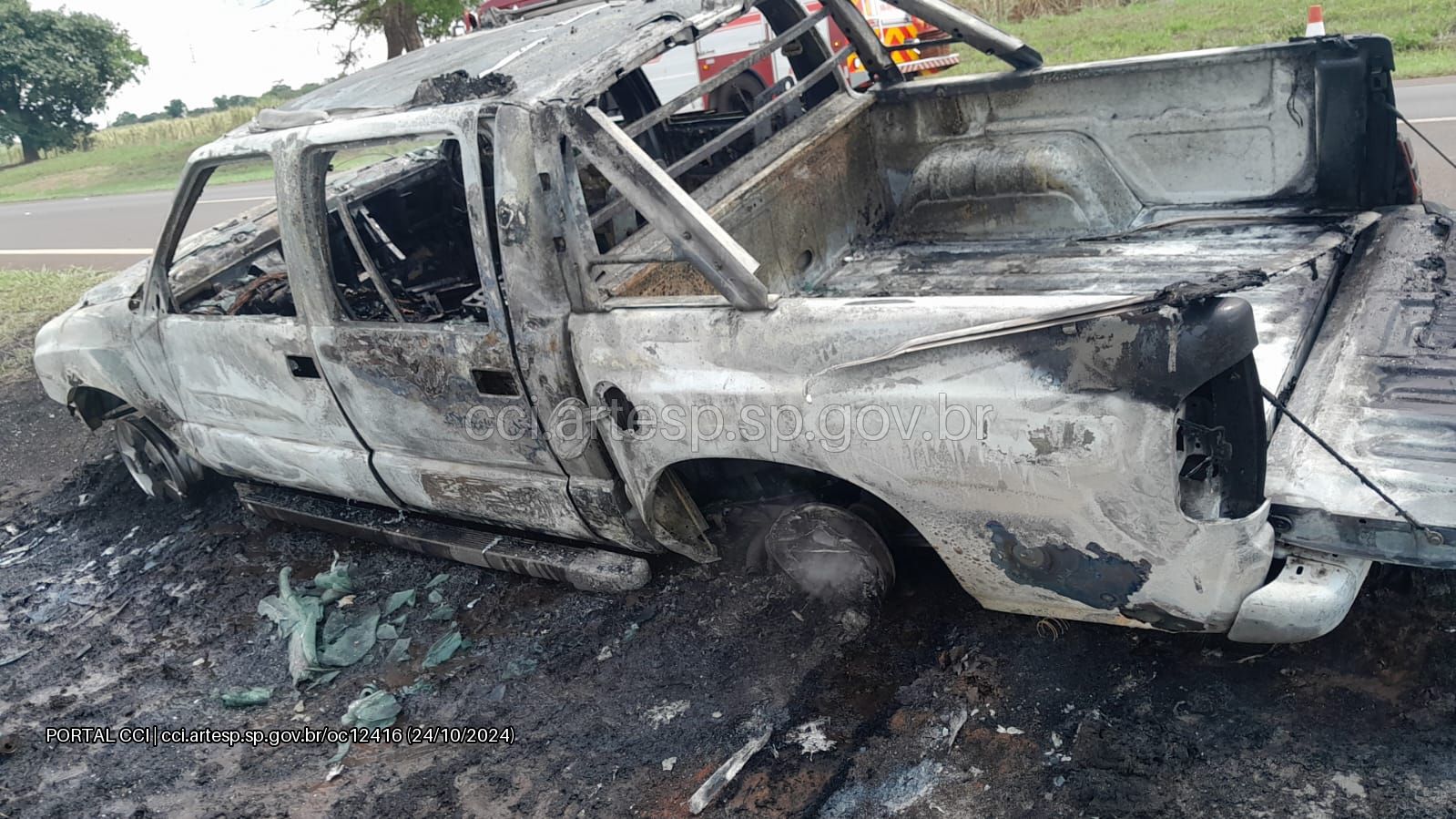 Caminhonete é destruída por incêndio - São Carlos em Rede