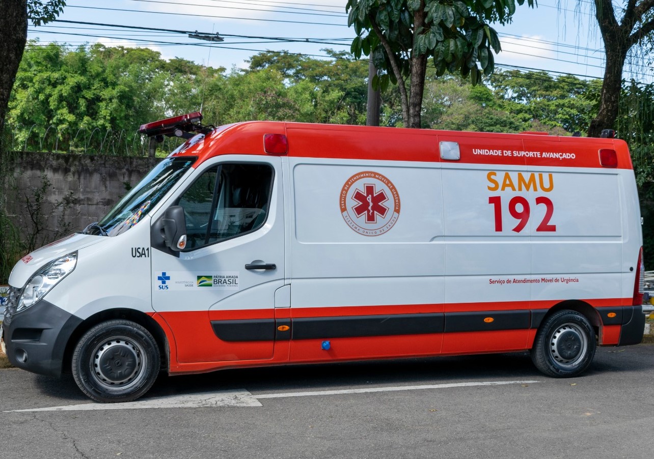 Motoristas não abrem passagem à ambulância do SAMU e colocam em risco a ...