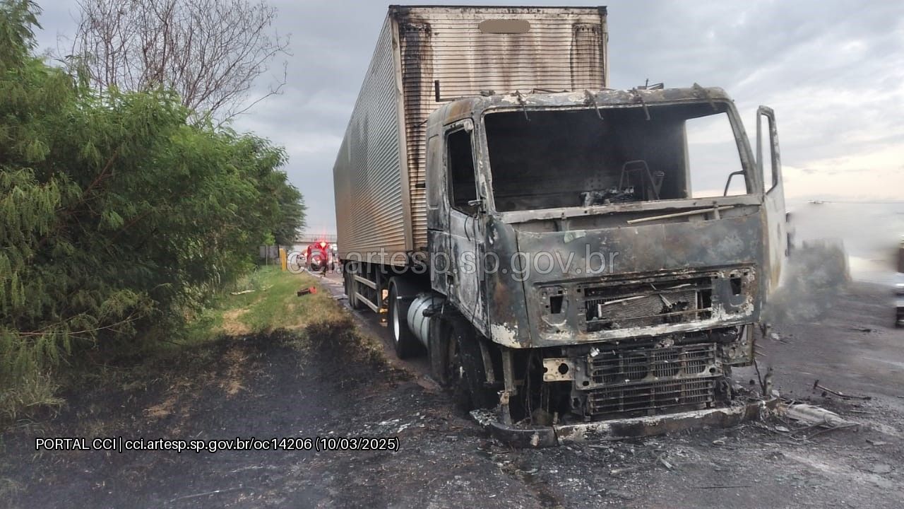 Carreta é destruída por incêndio na SP 330 - São Carlos em Rede