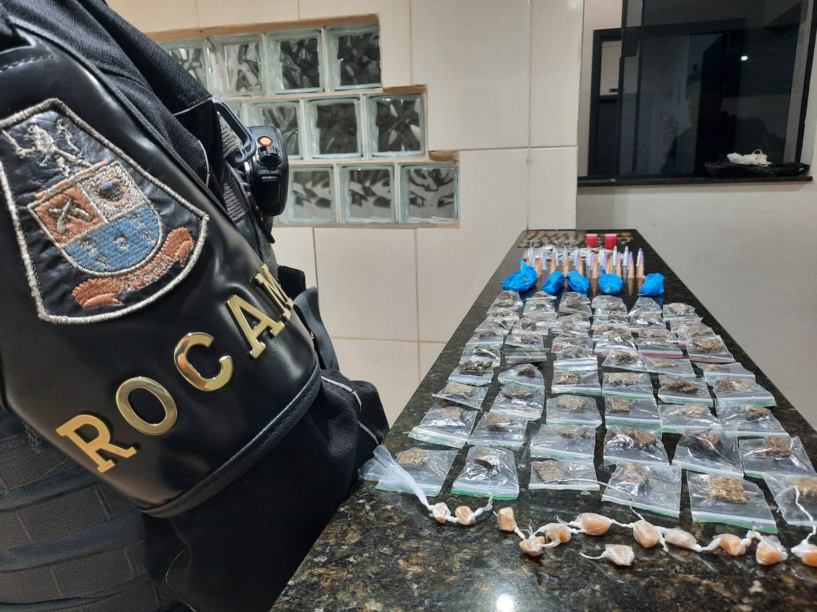Turno do tráfico de drogas: Rocam prende rapaz em São Carlos - São ...